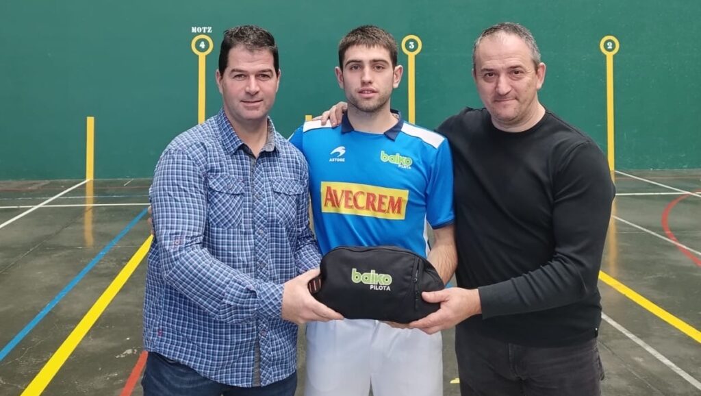 Baiko Pilota ha entregado material deportivo al club de pelota LAPKE de Lazkao - Baiko Pilota